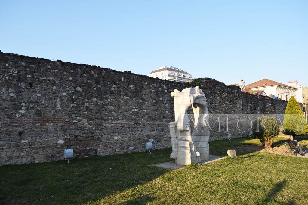 Muret e Kalasë së Elbasanit, “panteon” i burrave të shtetit dhe ...