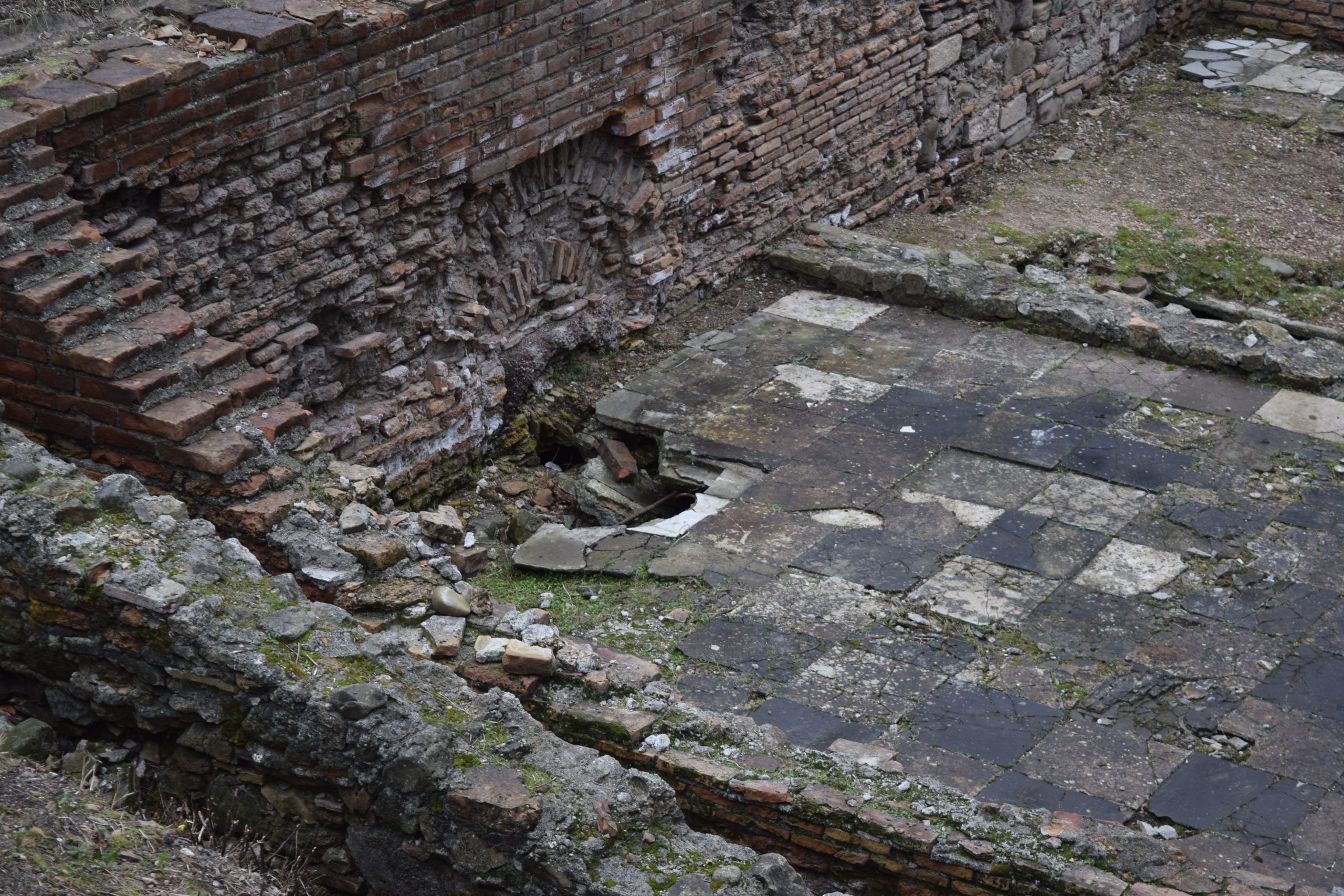 Roman public bath complex in Durres, hidden behind railings - Amfora