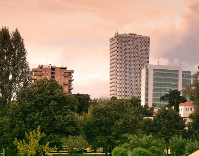 Buxheti 2026: Shpenzime të fryra dhe shtet më i madh - Amfora